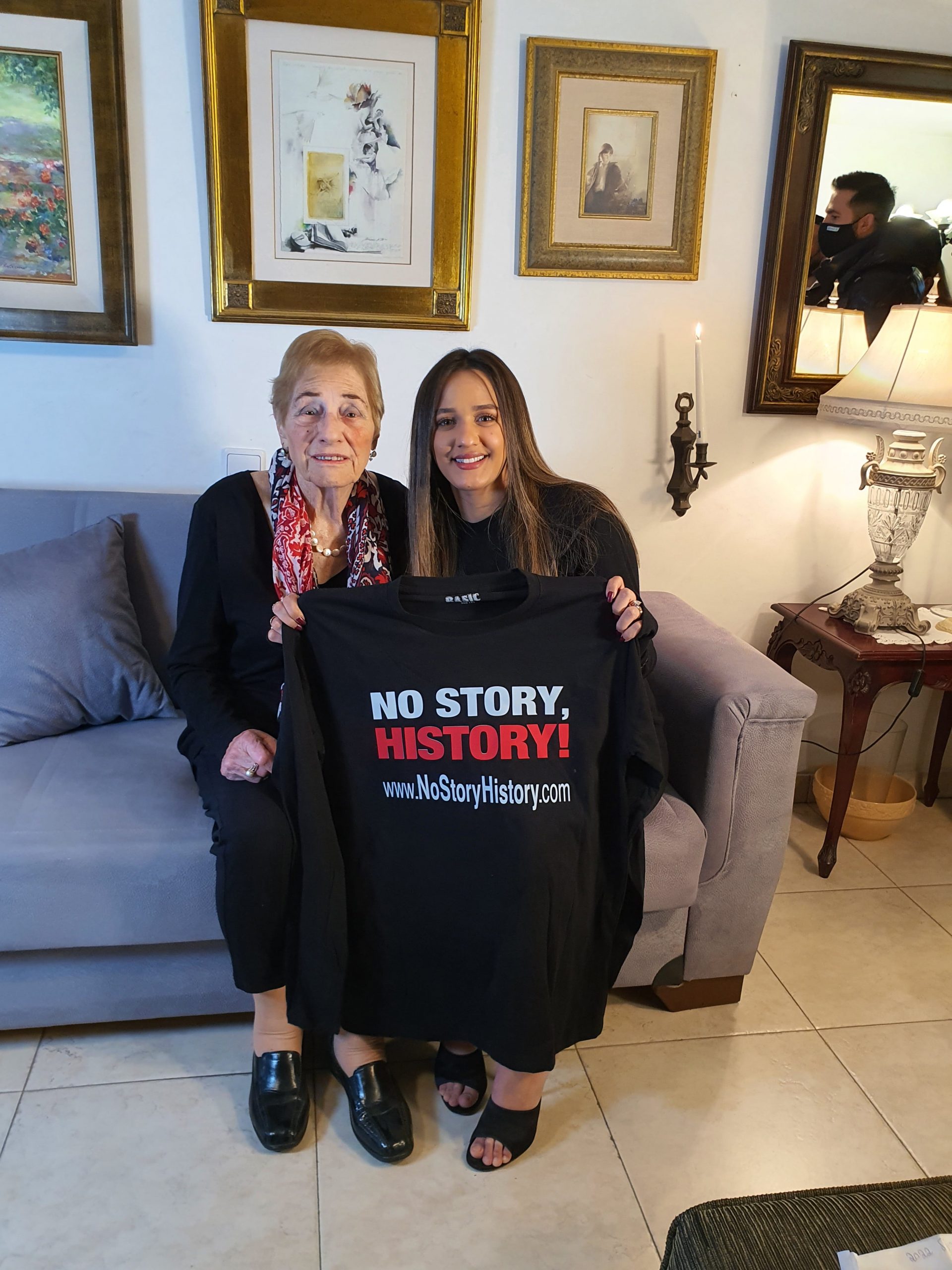 Eden Ben Zaken et une survivante de la Shoah chantent ensemble